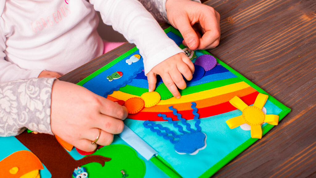 ¿Qué son los libros sensoriales y qué beneficios tienen?